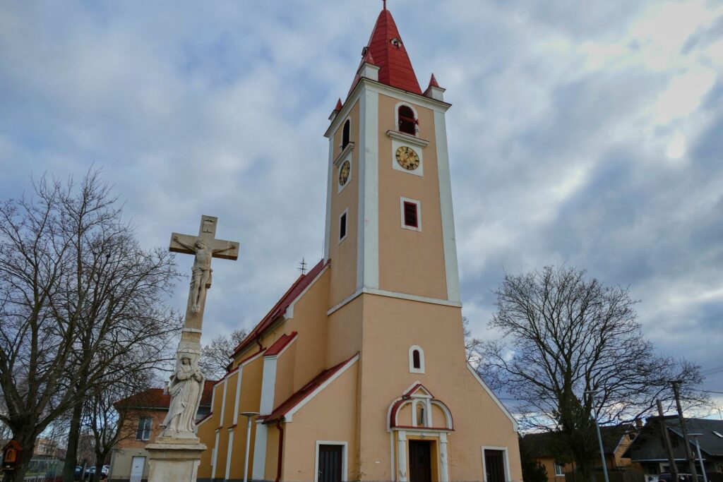FOTO: Kostol Nanebovzatia Panny Márie, Plavecký Štvrtok - NaZáhorí.sk